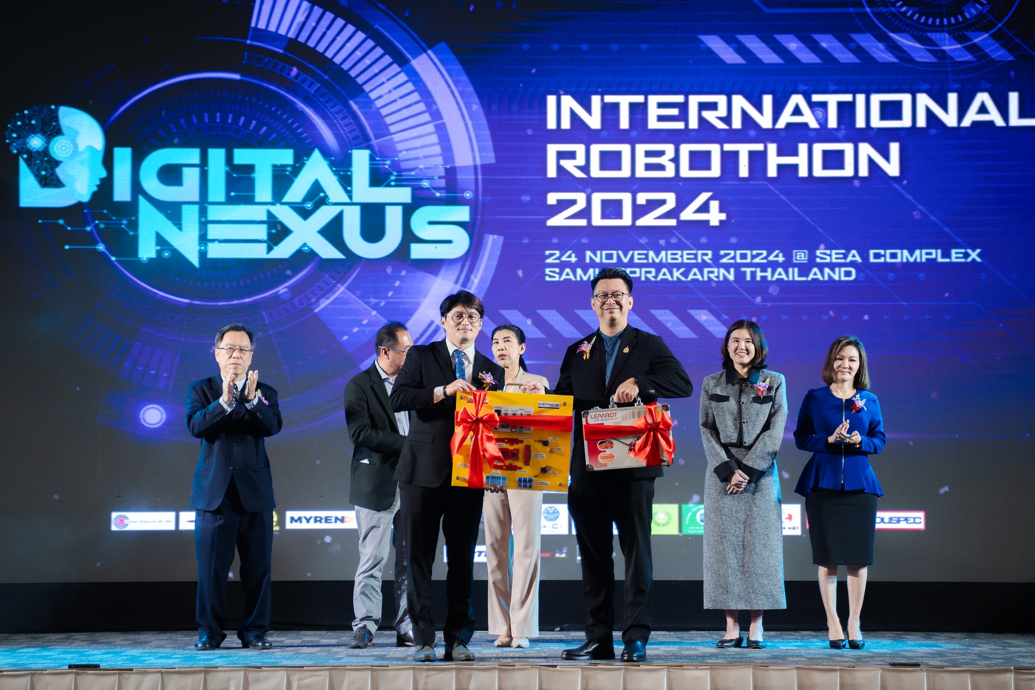Nhìn lại hành trình Robothon 2024 cùng Vì Người Việt - Dấu mốc giáo dục ...